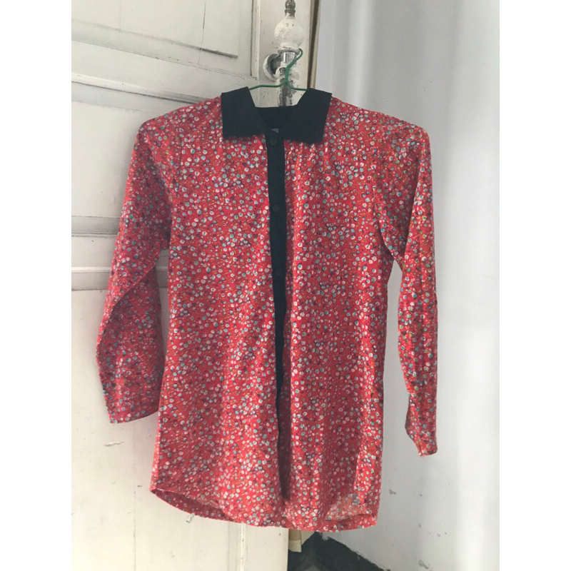 Jual preloved kemeja merah motif bunga (detail size cek desc box ...
