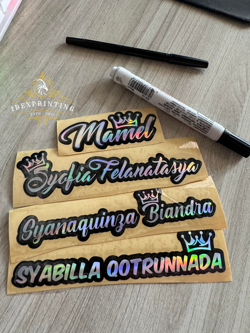 Jual Stiker Custom Nama Tulisan Cutting Hologram Mahkota Request Nama ...