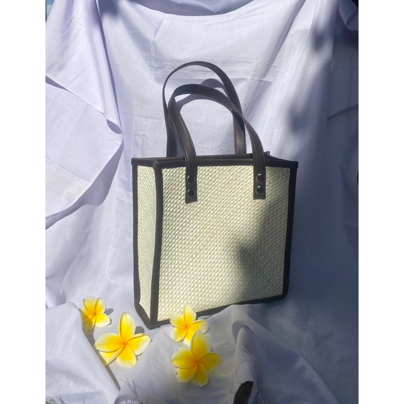 Jual Tas Anyaman Pandan Putih Kotak / Handbag / Totebag / Produk Lokal ...