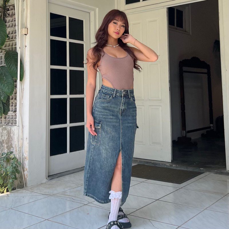 Jual Mandy Denim Cargo Skirt - WEAR.THREEK | Shopee Indonesia