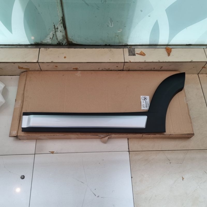 Jual Moulding Wheel Arc Garnish Pintu Belakang Mitsubishi New Xpander ...