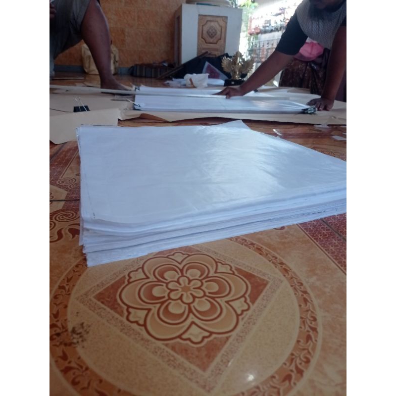 Jual kertas minyak layangan putih polos, ukuran 48*57,dapat 100 lembar ...
