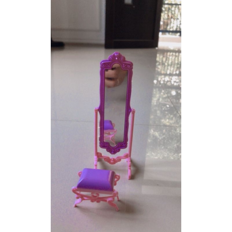 Jual PRELOVED PERABOTAN RUMAH RUMAHAN BARBIE MATTEL CERMIN DAN KURSI ...