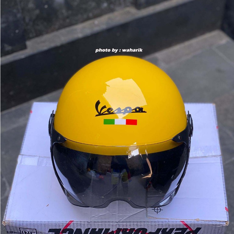 Jual helm vespa bendera italy kuning glossy + visor | Shopee Indonesia