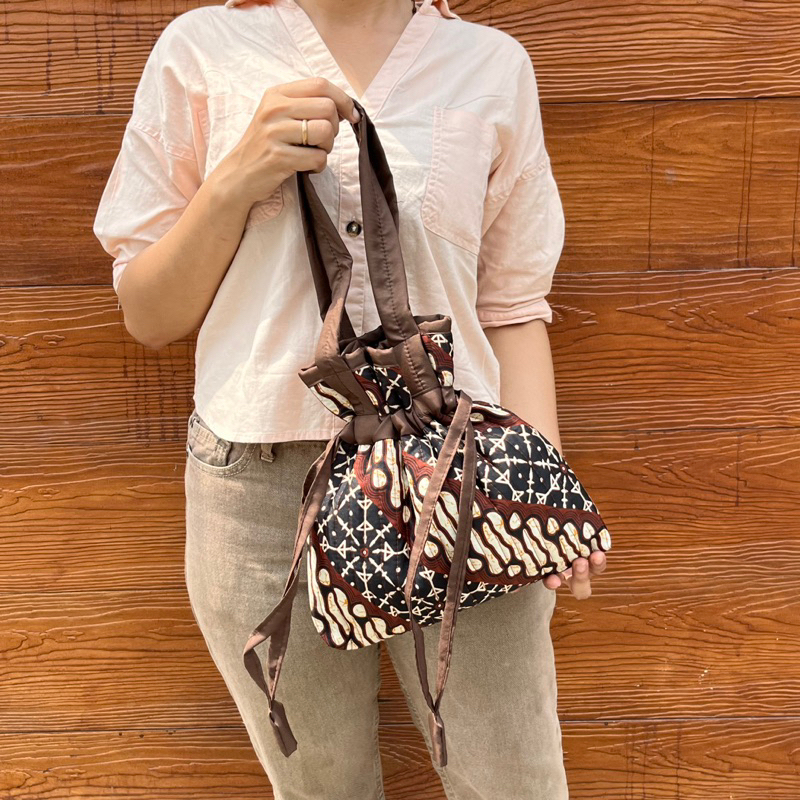 Jual Tas batik serut / tas mukena handbag tas jinjing souvenir oleh ...