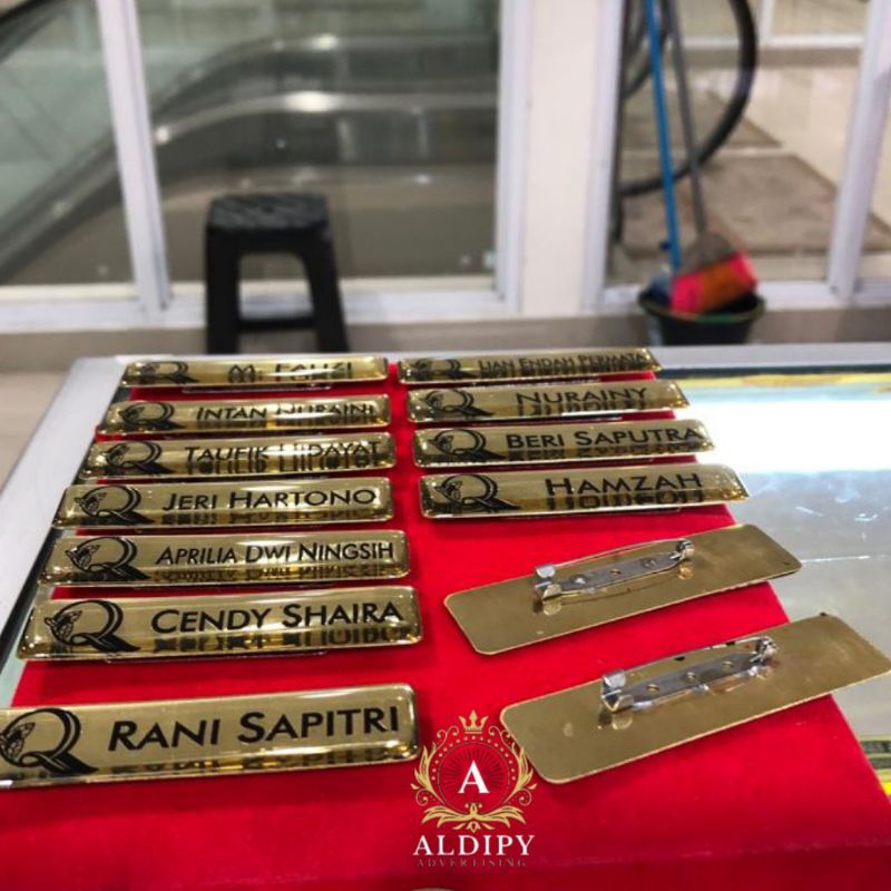 Jual Papan Nama Dada Name Tag Kuningan dilapisi Fiber pakai Peniti ...