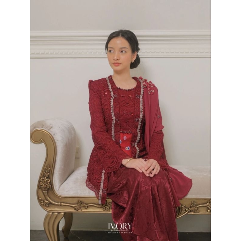 Jual SEWA KEBAYA IVORY KUTUBARU RUSUNA MAROON WISUDA GRADUATION LAMARAN ...