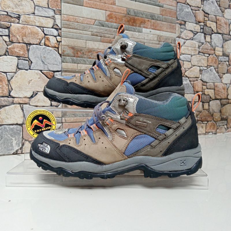 Jual sepatu outdoor TNF second | Shopee Indonesia