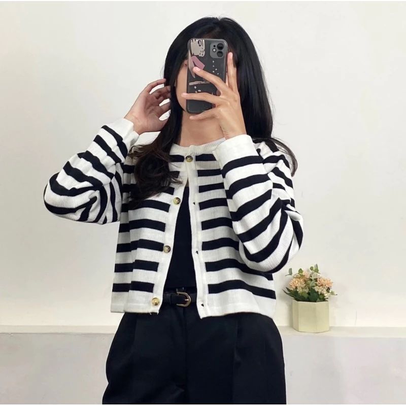 Jual MAURA STRIPE KNIT//outer korean csrdigan//cardi crop//kancing ...
