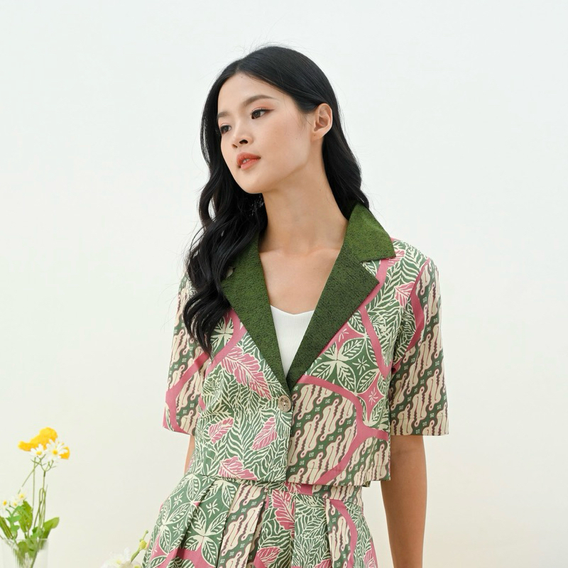 Jual Pikoi_id | Atasan batik wanita modern / crop top kemeja kerah batik / semi outer batik 3347 ...