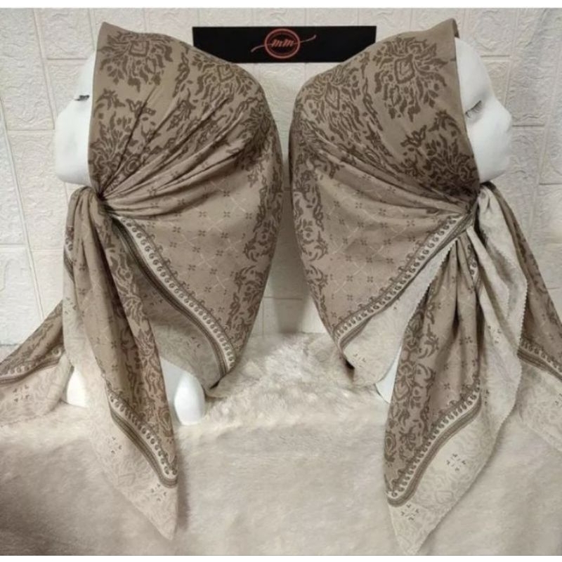 Jual HIJAB SEGI EMPAT VOAL MOTIF ANGGREK COKSU | Shopee Indonesia