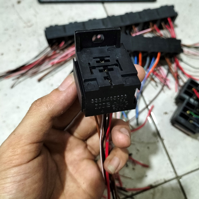 Jual SOKET RELAY SOCKET RELLAY KAKI MODEL BANGKU / GANDENG SET KABEL ...