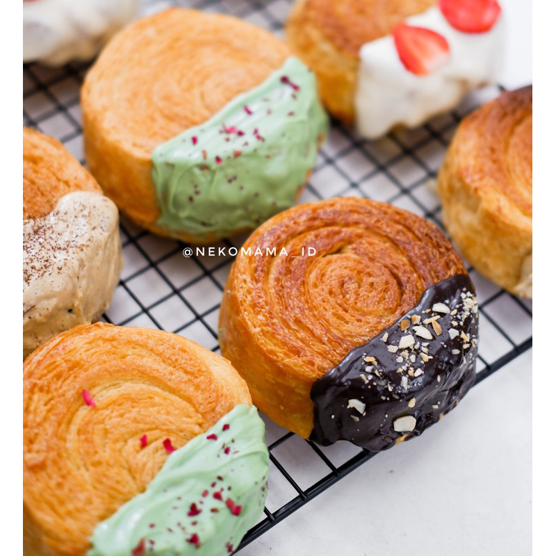 Jual Cromboloni - Chocolate, Tiramisu, Cream Cheese & Matcha | Shopee ...