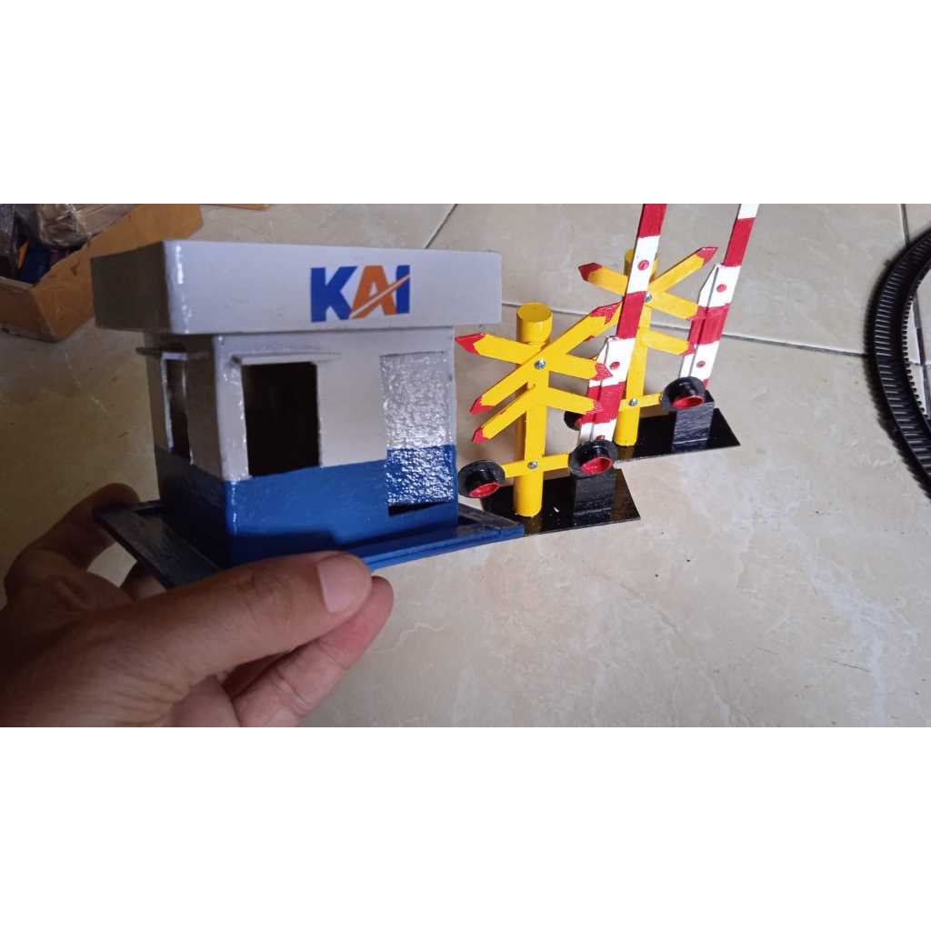 Jual Mainan miniatur palang pintu kereta api indonesia, Pos jaga dan 2 ...