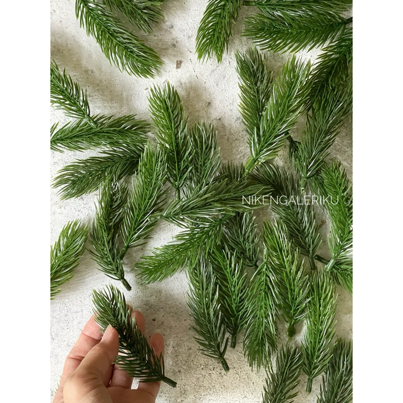 Jual DAUN CEMARA TUNGGAL ARTIFISIAL - daun pinus hiasan mahar - hiasan ...