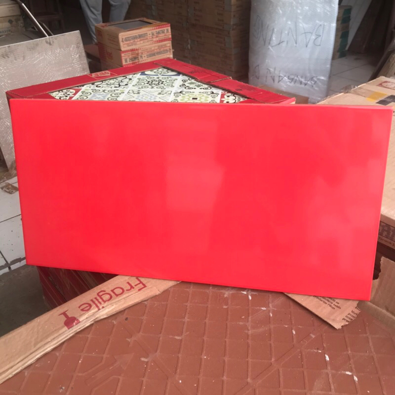 Jual keramik 25x50 merah orange (glossy)/ keramik merah orange/ keramik ...