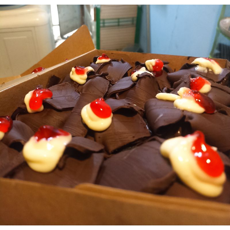 Jual donat black forest&choco crunchy | Shopee Indonesia
