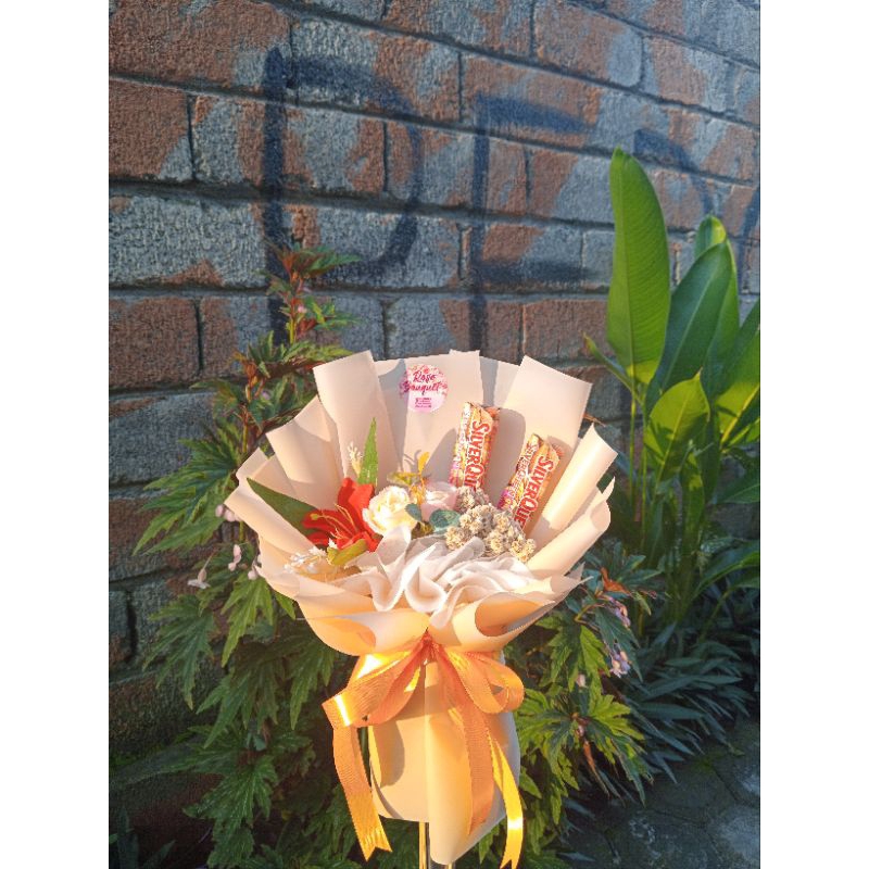 Jual Bucket bunga ( coklat + bunga premium + bunga asli kering + kartu ...