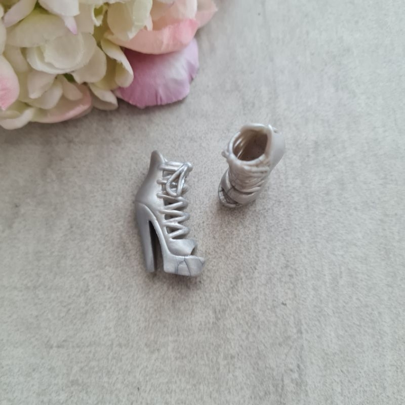 Jual Sepatu Barbie Mattel silver heels | Shopee Indonesia
