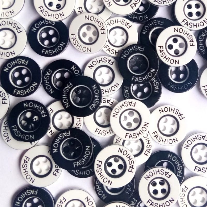 Jual kancing kemeja fashion 13 mm dan 15mm lobang 4 hitam putih isi 100 ...