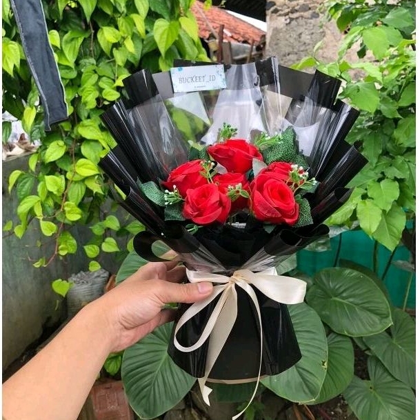 Jual BUCKET BUNGA MAWAR MERAH 6 TANGKAI | BUKET WISUDA | FREE KARTU ...