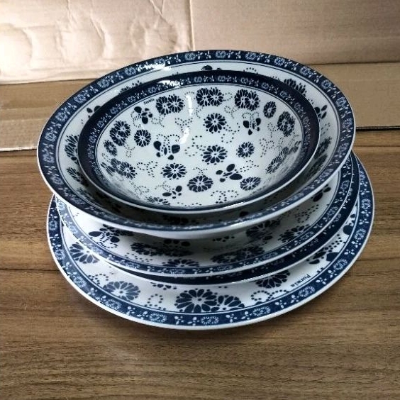 Jual Formia Keramik Putih Dengan Motif Bunga Lili Biru / Piring Makan ...