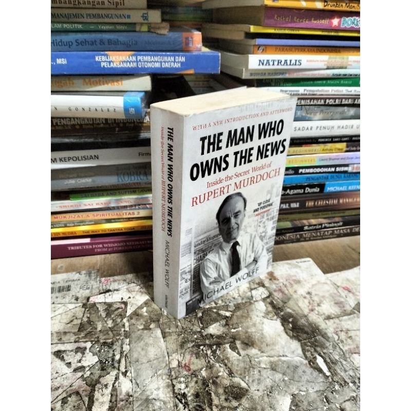 Jual THE MAN WHO OWNS THE NEWS Inside the Secret World of Rupert ...