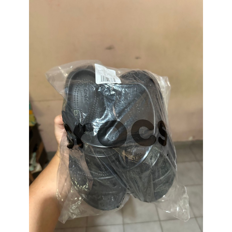 Jual Crocs Mega Crush Sandal ORIGINAL - Balck - W7 (JUAL RUGI) | Shopee ...