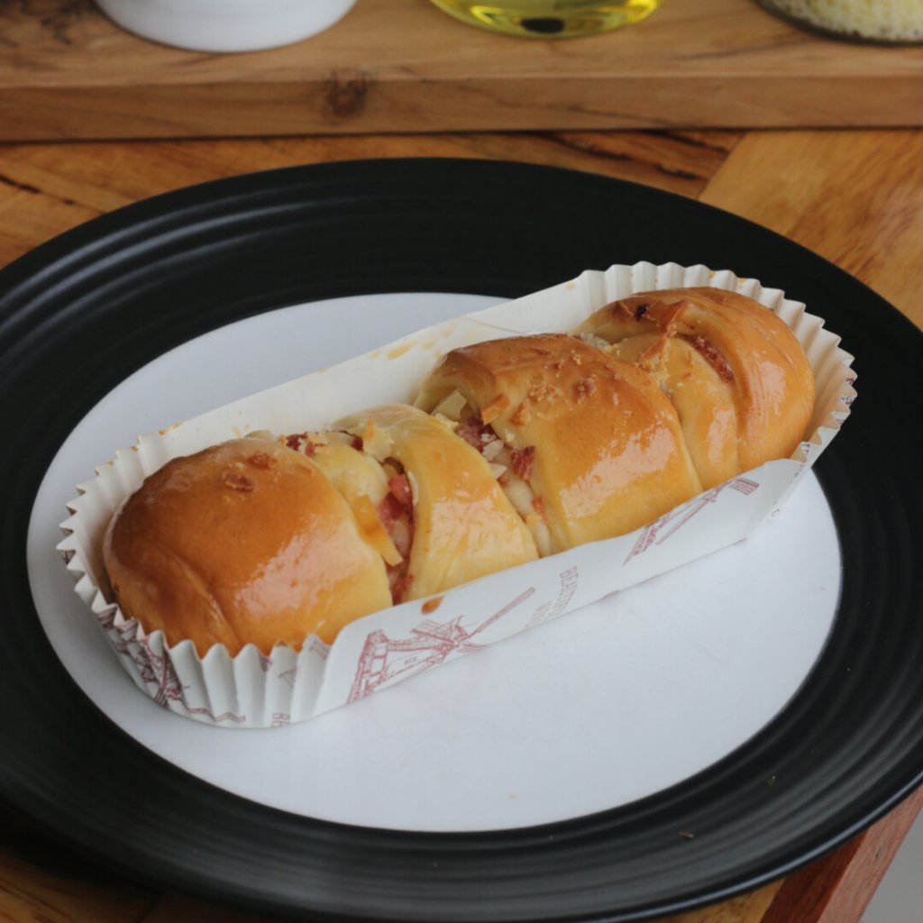 Jual Roti Smoked Beef Cheese Henk's Baker (Daging Asap Keju) | Shopee ...