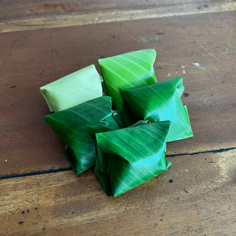 Jual Jajanan Kue Tradisional Bugis Hijau Ketan isi Unti Kelapa 1Pak ...