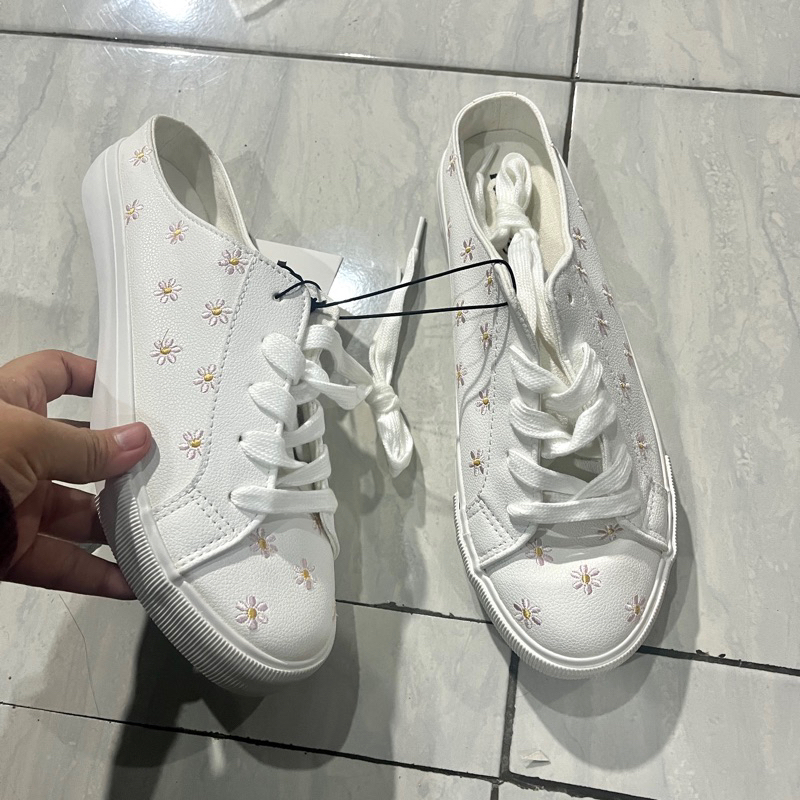 Jual Sepatu sneakers rubi Ella emily lace up sleek new arrival | Shopee ...
