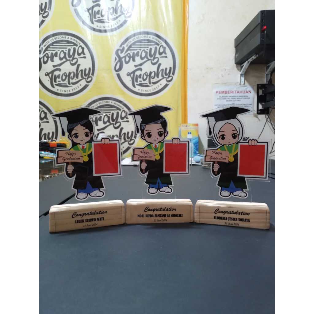 Jual PLAKAT AKRILIK WISUDA D FOTO TATAKAN KAYU | Shopee Indonesia
