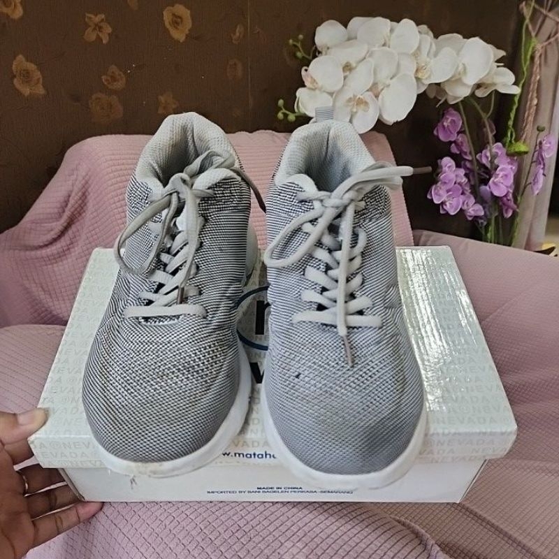 Jual Sepatu Wanita Sneakers Nevada Original - Preloved | Shopee Indonesia