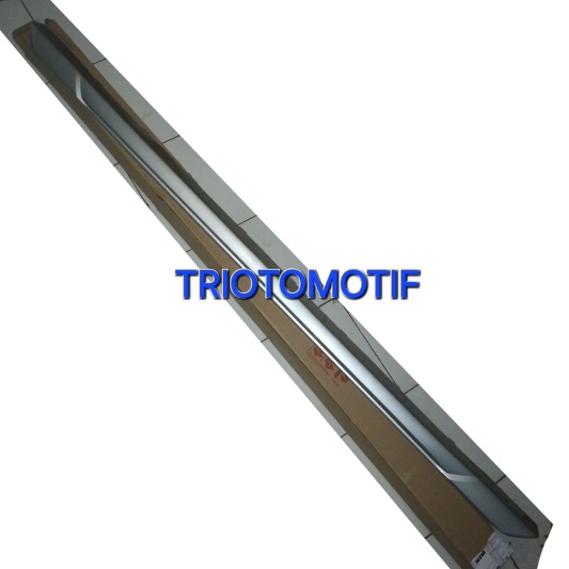 Jual garnish list plang warna silver suzuki ertiga XL7 original ...