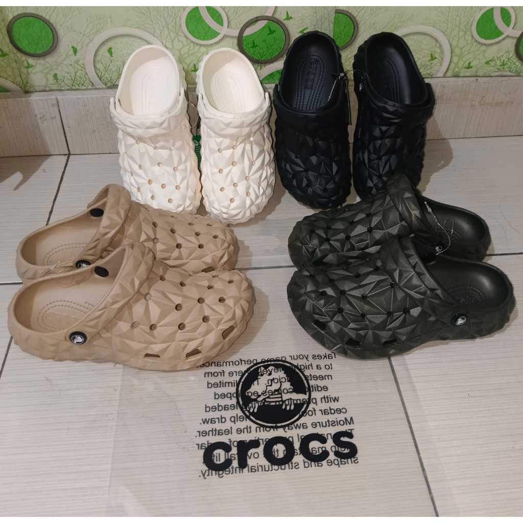 Jual Sandal Crocs Geometric -- Urban Men series | Shopee Indonesia