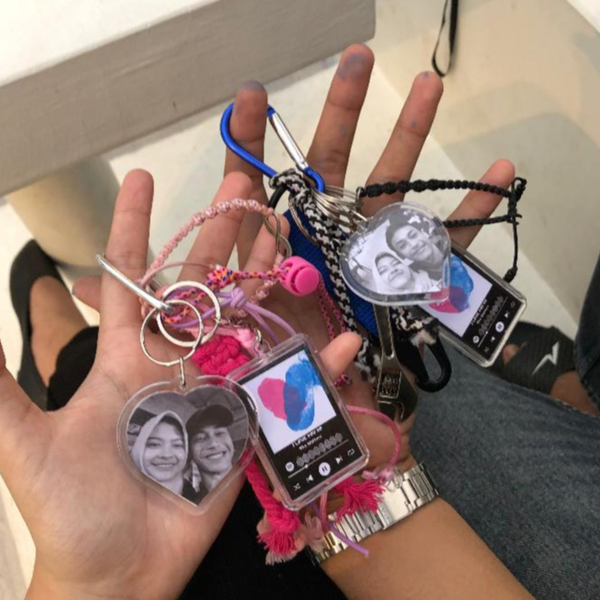 Jual (Pre-Order) Luca Keychain, Gantungan Kunci Couple, Costum Foto ...