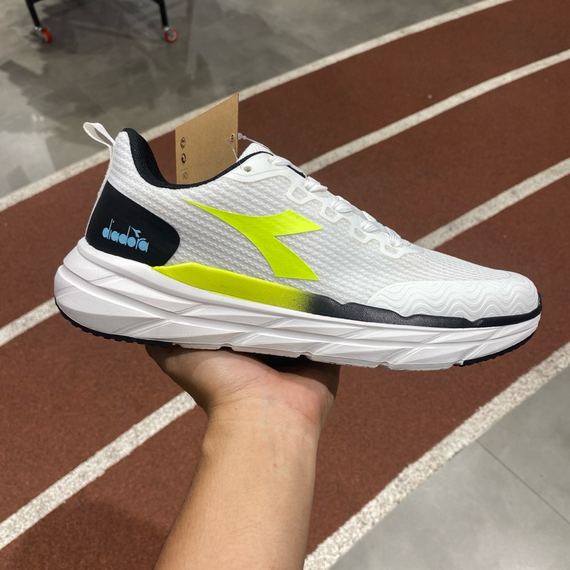 Jual 𝐒𝐄𝐏𝐀𝐓𝐔 𝐏𝐔𝐓𝐈𝐇 𝐃𝐈𝐀𝐃𝐎𝐑𝐀 𝐇𝐎𝐖𝐀𝐑𝐃 - 𝐖𝐇𝐈𝐓𝐄 (size 40 & 41) | Shopee Indonesia