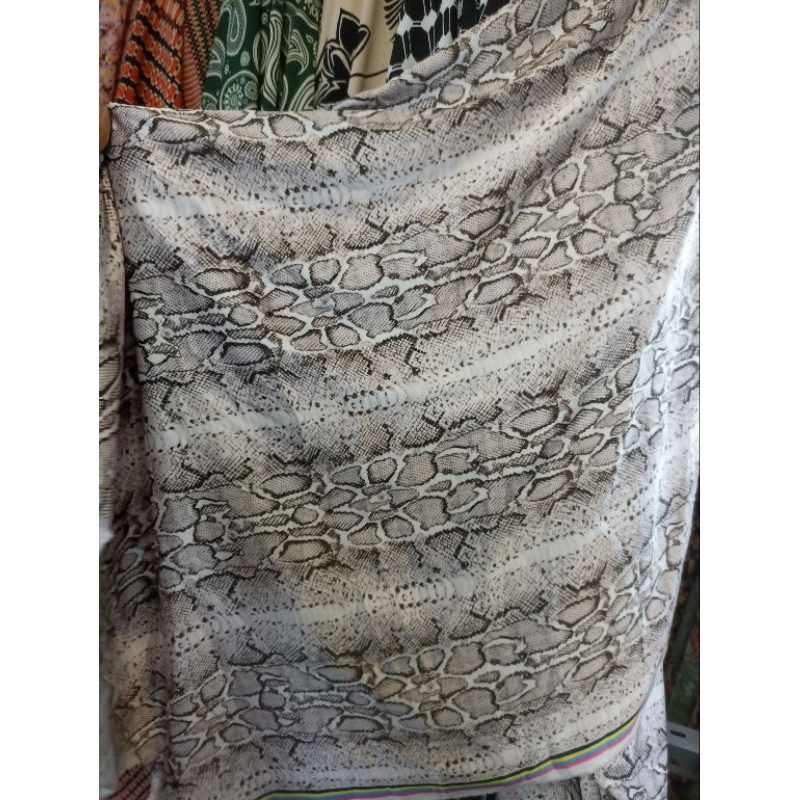 Jual kain motif kulit ular // kain bahan armani silk premium // kain ...