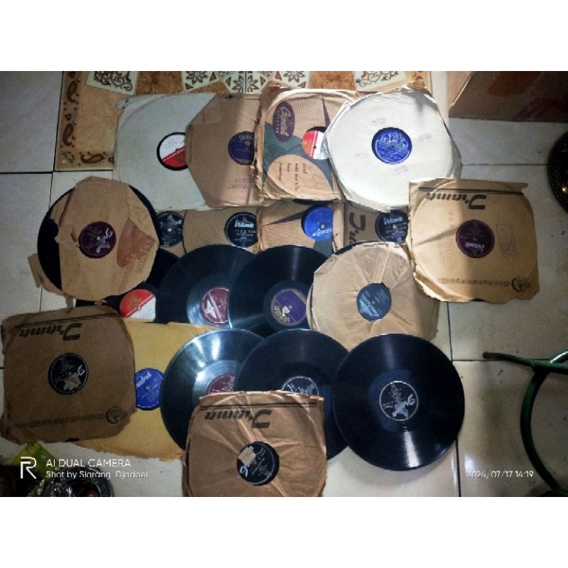 Jual piringan hitam gramaphone antik, lagu Indonesia | Shopee Indonesia