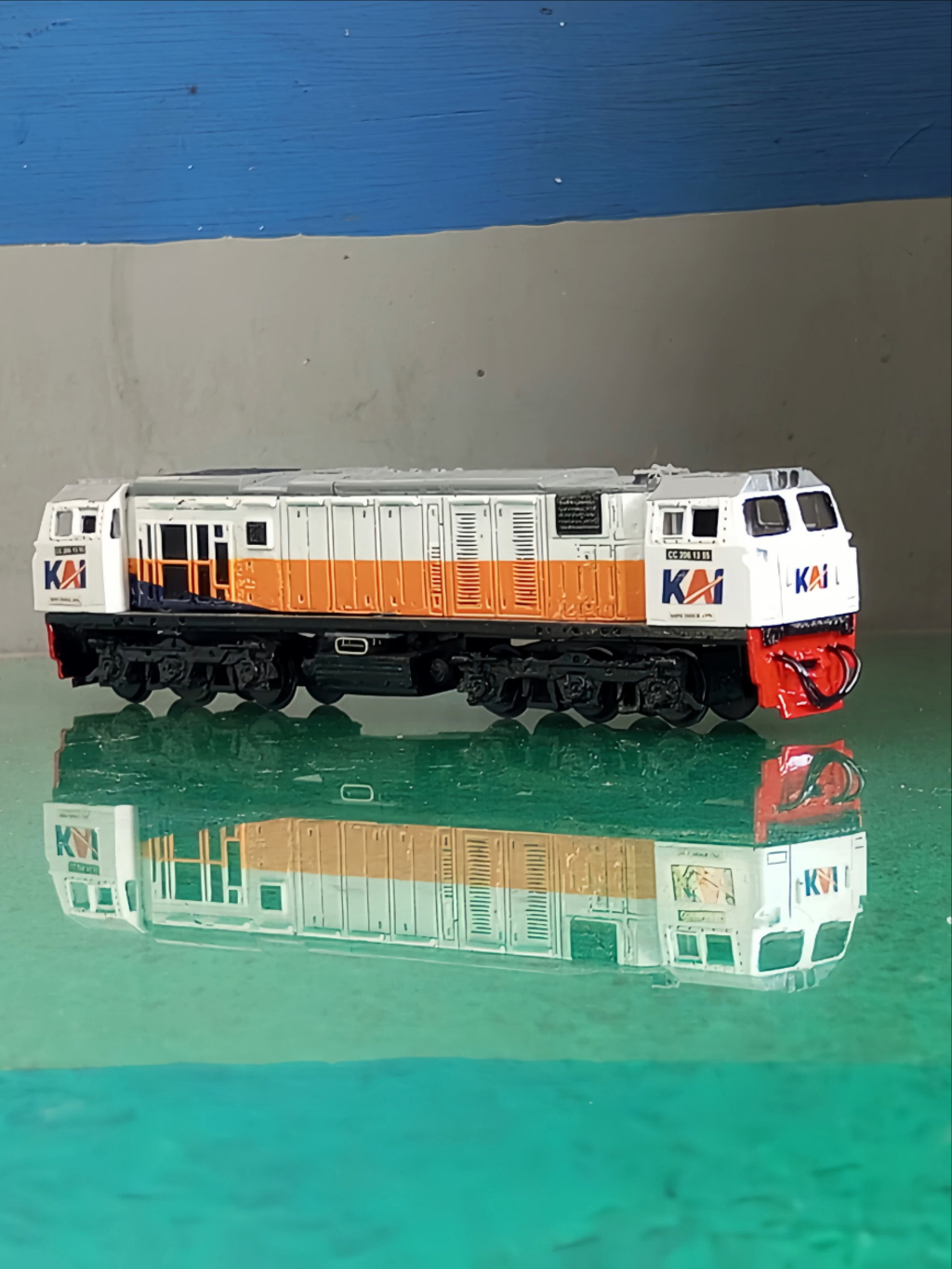 Jual Miniatur Kereta Api Indonesia Lokomotif CC 206 Bermesin Skala HO ...