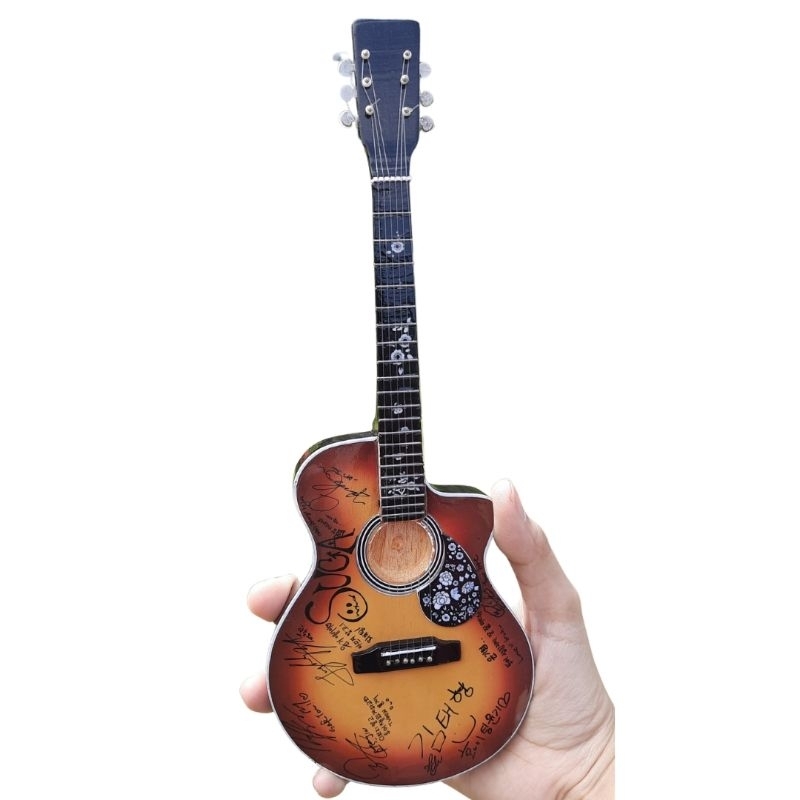 Jual MINIATUR GITAR SUGA BTS D-DAY CONCERT AGUST D YOONGI PAJANGAN ...