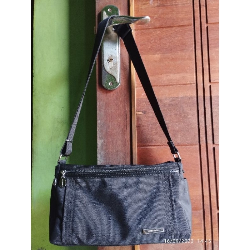 Jual sling bag Elizabeth hitam preloved (seperti baru) | Shopee Indonesia