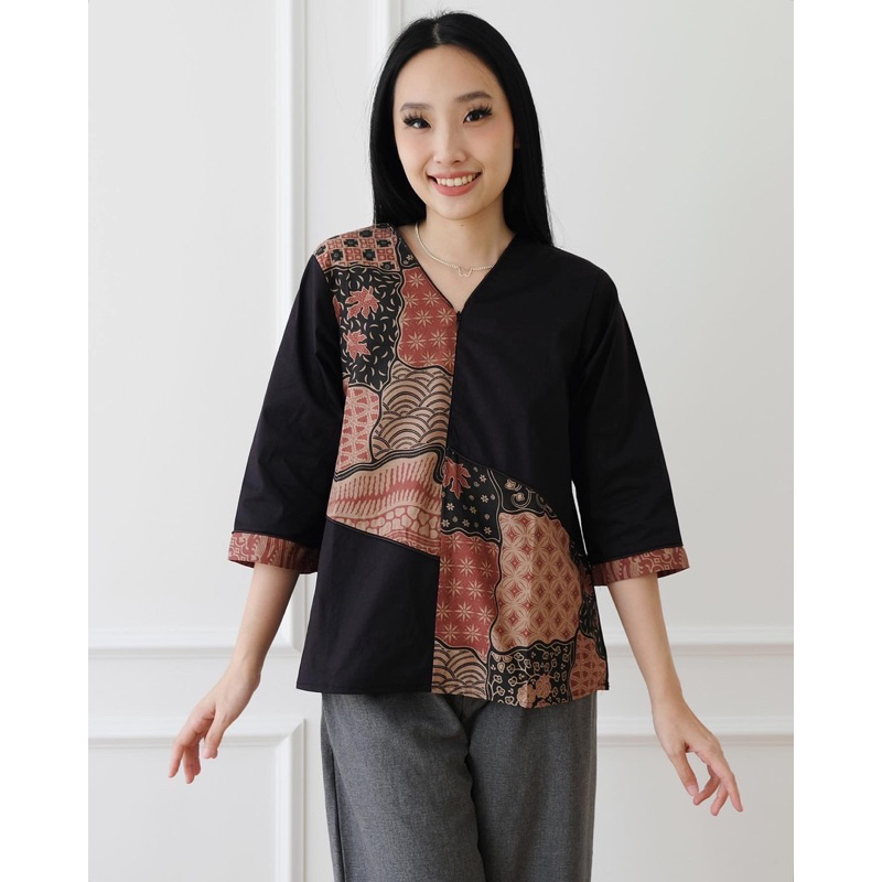 Jual YUNI BLOUSE ALYS BATIK | Shopee Indonesia