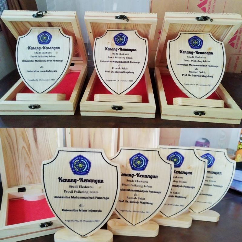 Jual Vandel kayu box | plakat kayu | Vandel wisuda |Souvenir kegiatan ...