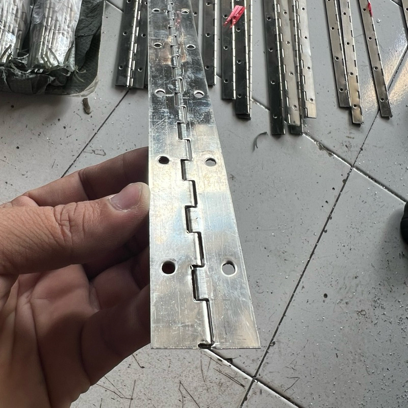 Jual Engsel Piano SS Ukuran: 25mm x 0.5mm x 1.8 meter Bahan : Stainless ...