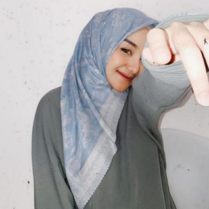 Jual Beseller Hijab Segi empat Voal Motip Gunung Biru Muda | Shopee Indonesia