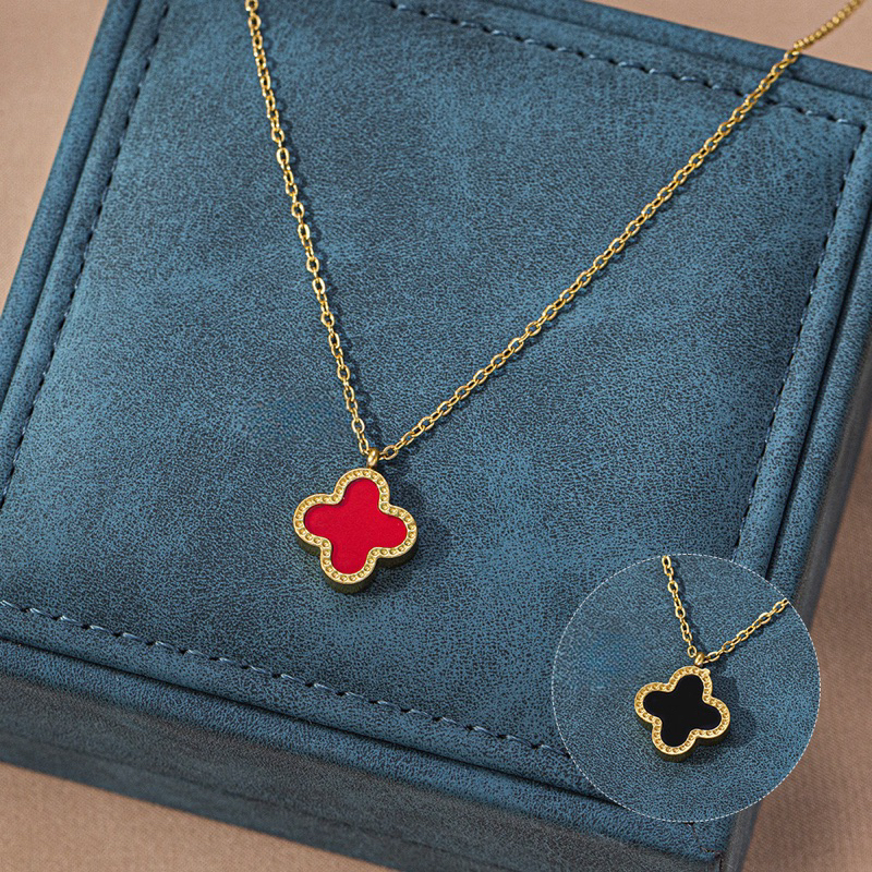 Jual Kalung Titanium Clover Bolak Balik Hitam Dan Putih Korean Style ...