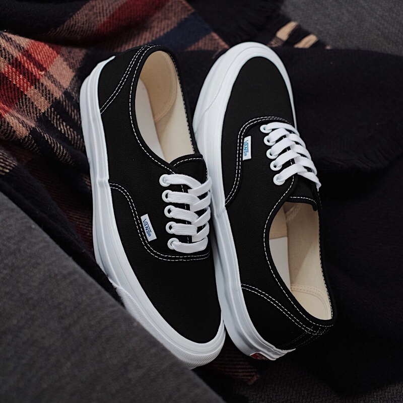 Jual Sepatu Vans Authentic Vault Black White 100% ORIGINAL RESMI ...