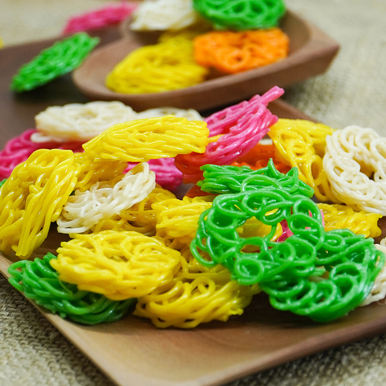 Jual KERUPUK VIRAL SEBLAK RAFAEL > Mawar Warna 1 bal/5kg | Shopee Indonesia