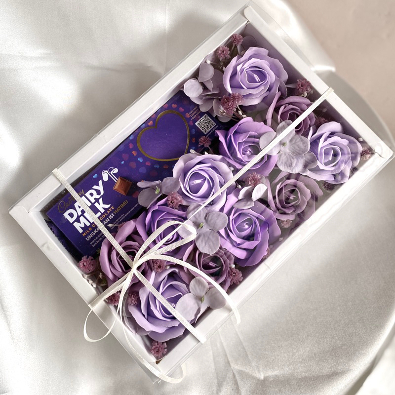 Jual Box Hadiah coklat dengan bunga sabun (soap flowers)/ Bloom box ...